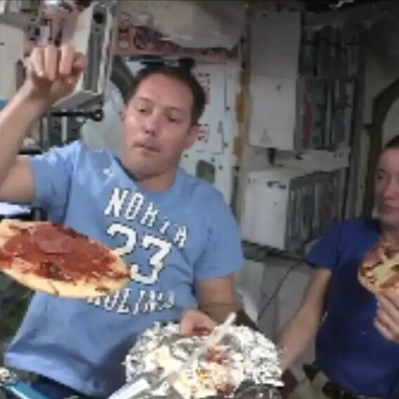 Astronauts Have Floating Pizza Party in Outer Space in Impressive Video ...